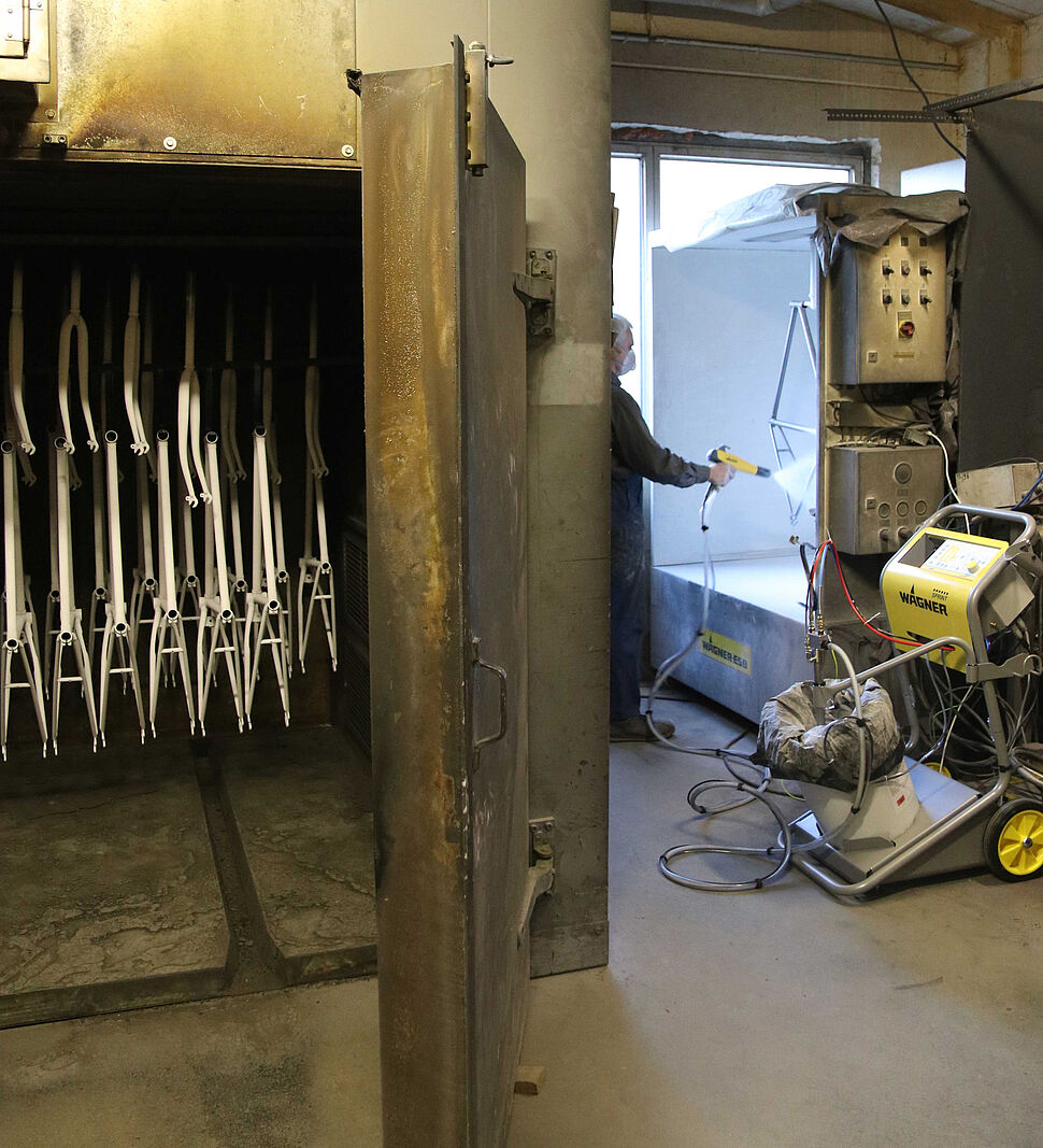 Krüger Fahrradbau: Manual powder coating of bicycle frames | WAGNER