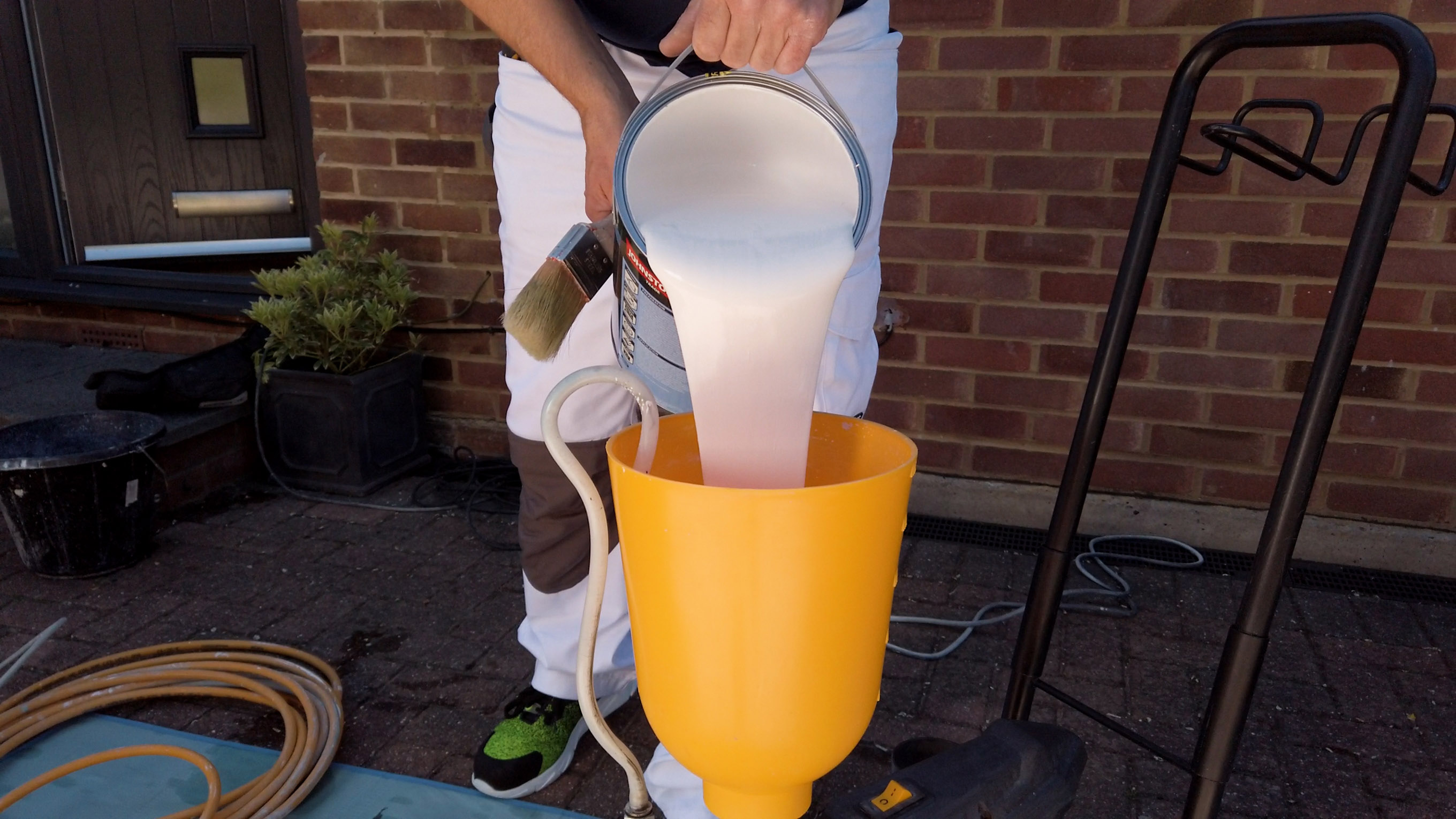 Spray Painting a Textured Pebbledash House Exterior